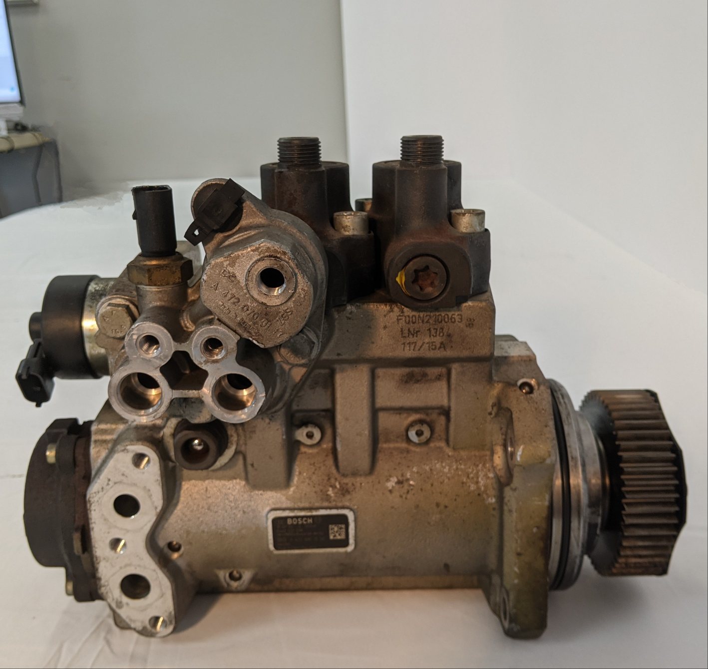 Used Detroit DD15 DD16 High Pressure Fuel Pump w/ Manifold - P/N A 472