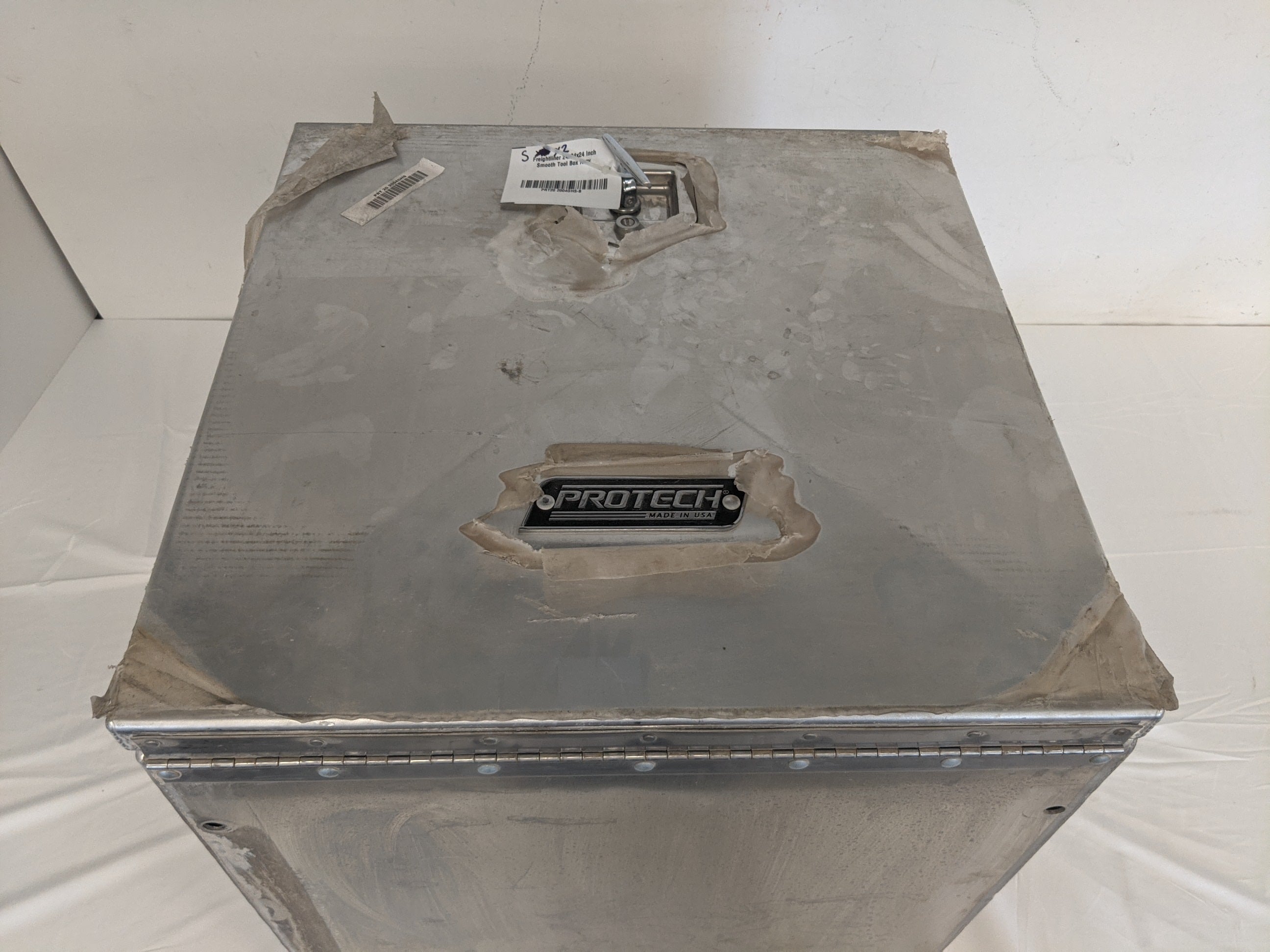 Freightliner 24x24x24 Inch Smooth Tool Box Assy - P/N PRT20 2004GHS