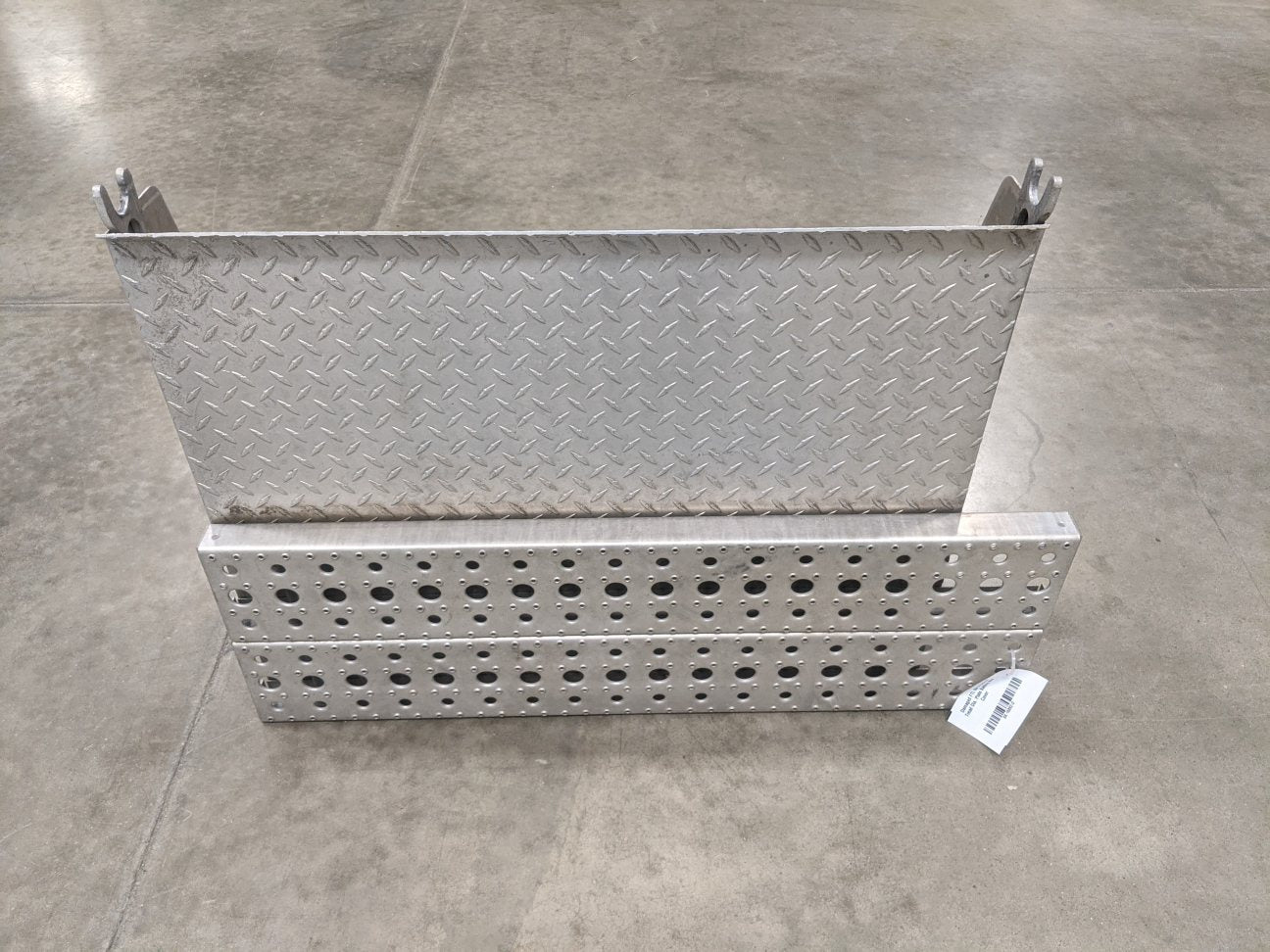 FTL RH 2 Extend Tread Dia. Plate Battery Box Cover - P/N A06-69208-019