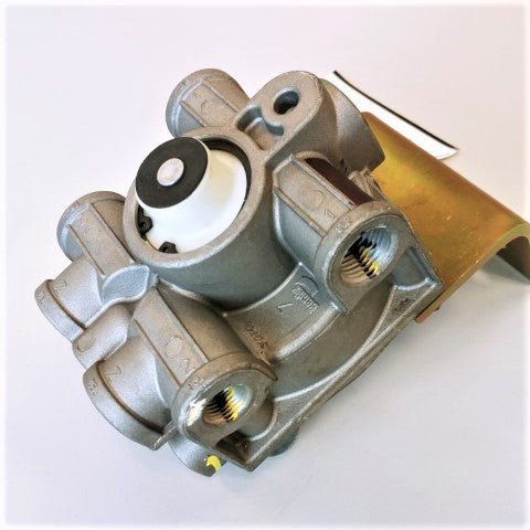 Bendix 4 PSI Air Brake Relay Valve w/ Mounting Bracket - P/N 5009585,