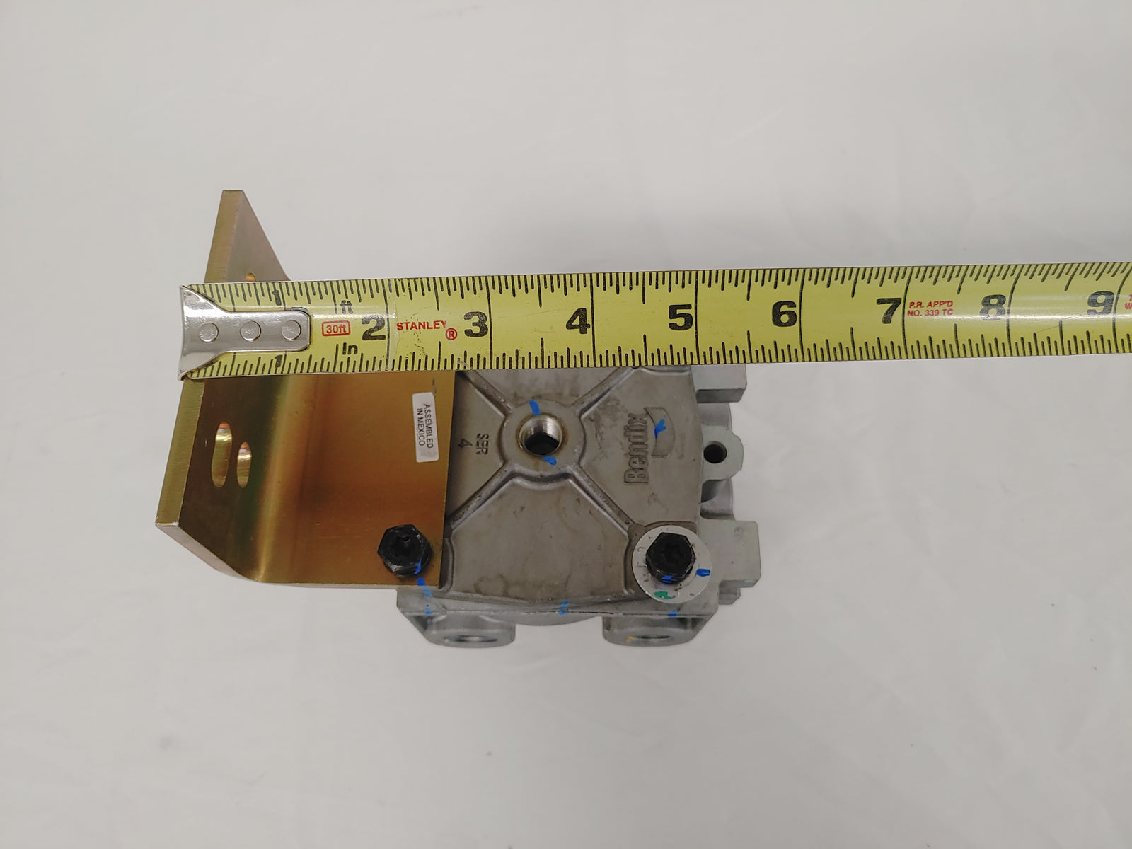 Bendix 4 PSI Air Brake Relay Valve w/ Mounting Bracket - P/N 5009585,