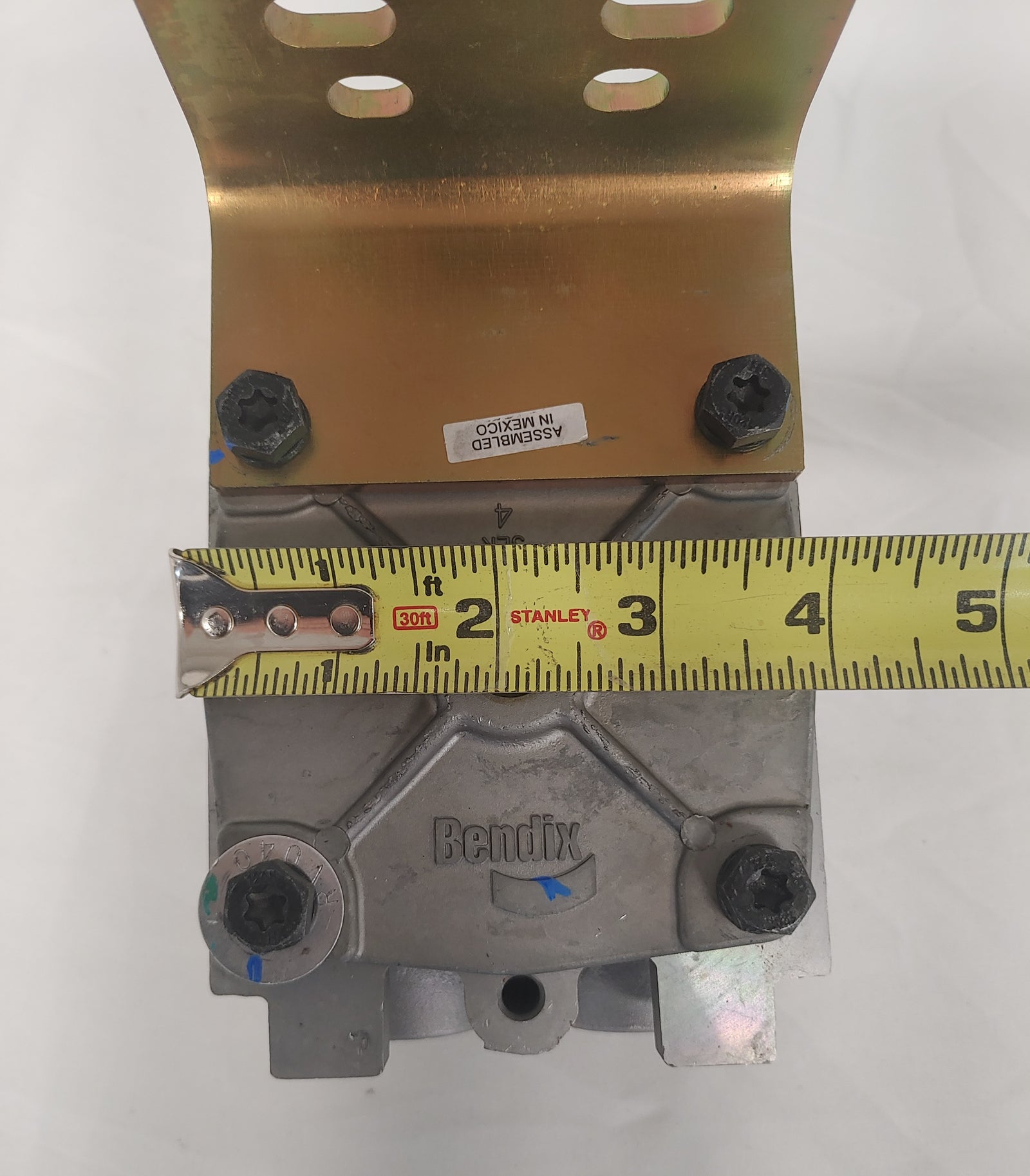 Bendix 4 PSI Air Brake Relay Valve w/ Mounting Bracket - P/N 5009585,